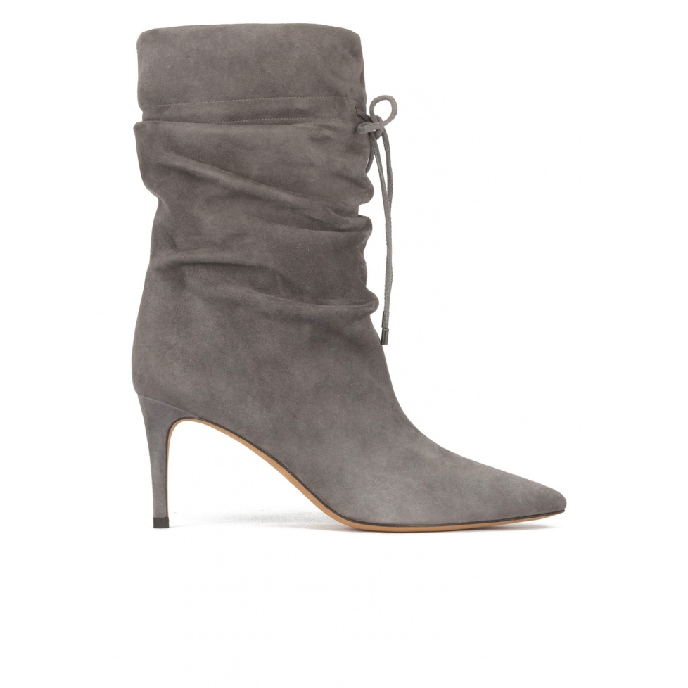 Botines de tacón medio y punta fina en ante gris . PURA LOPEZ