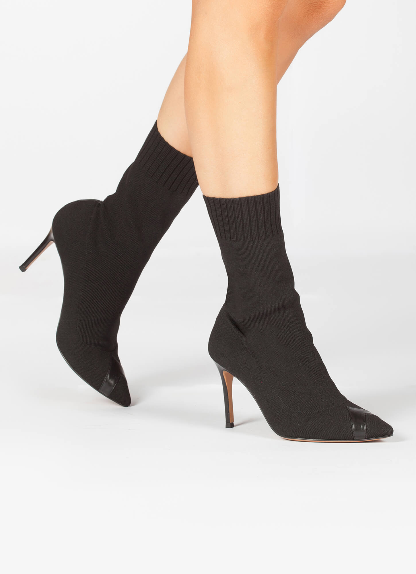 Botines negros de punto con tacón alto y punta fina . PURA LOPEZ