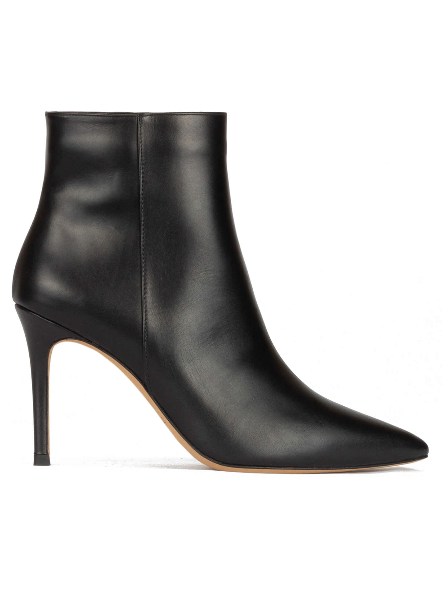 Botines de punta fina y tacón alto en piel calf color negro . PURA LOPEZ