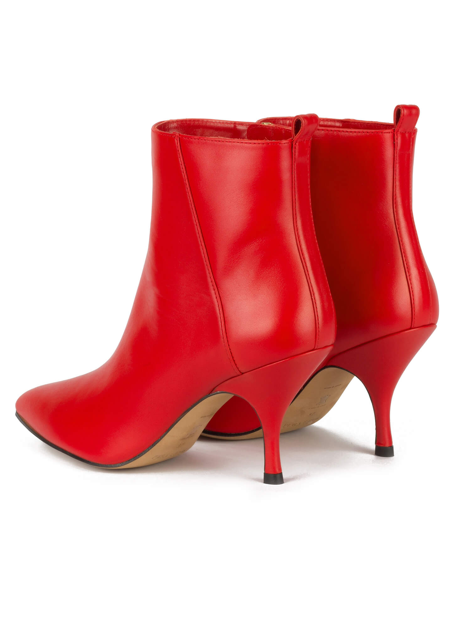 Botines rojos de piel con puntera fina y tacón curvo . PURA LOPEZ