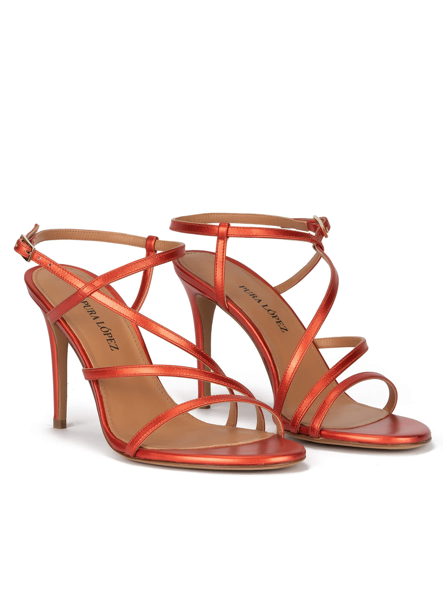 Sandalias de tacón alto en piel metalizada coral . PURA LOPEZ